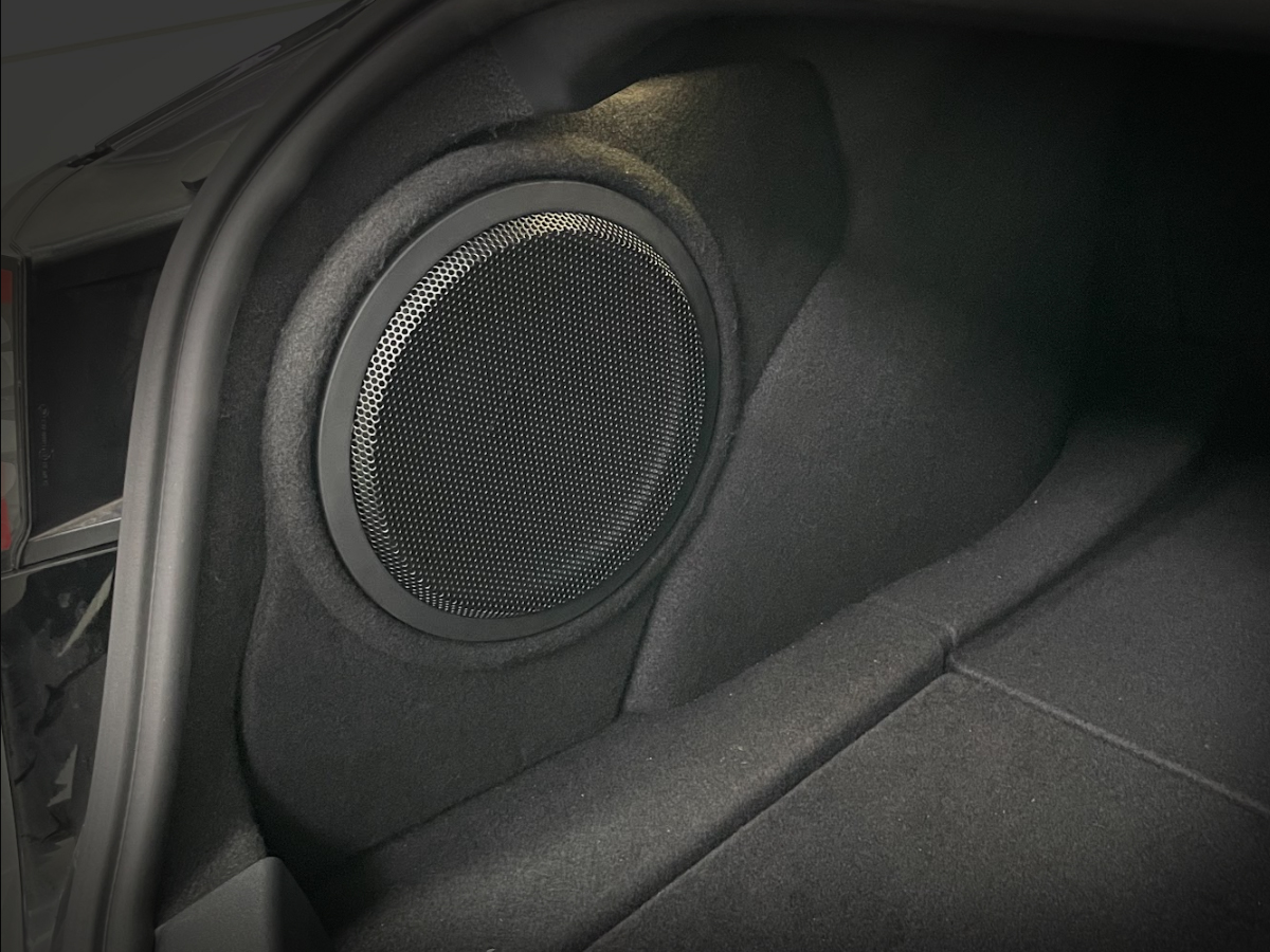 Pasklare subwoofer met kis op maat voor Tesla model 3 - D&B Inbouwstation