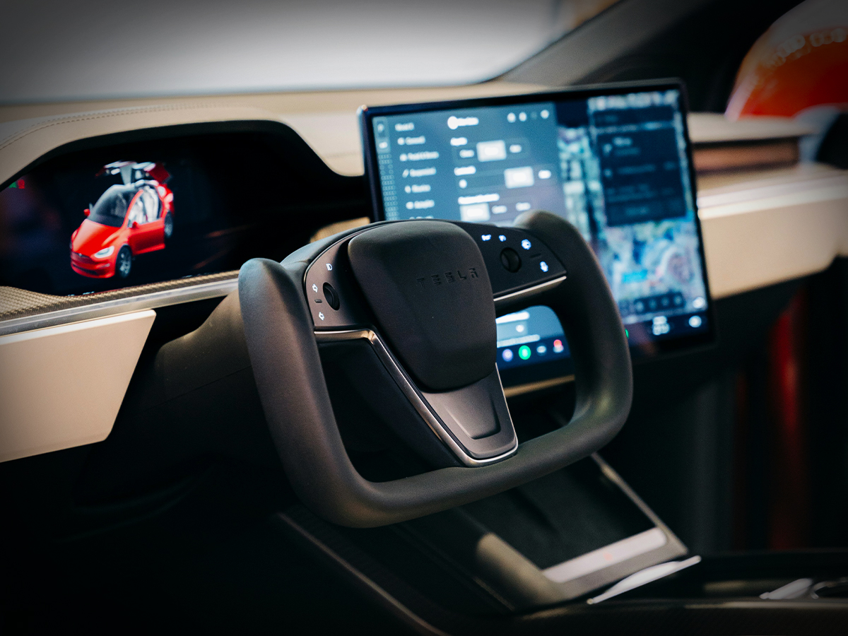 Tesla interieur integratie - D&B Inbouwstation